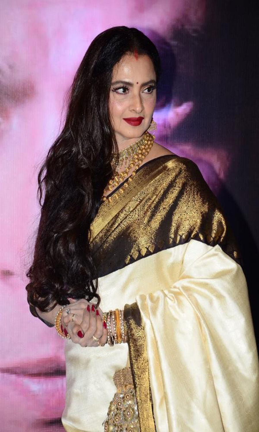 Rekha: Bollywood's diva is a reflection of elegance & grace in sarees ...