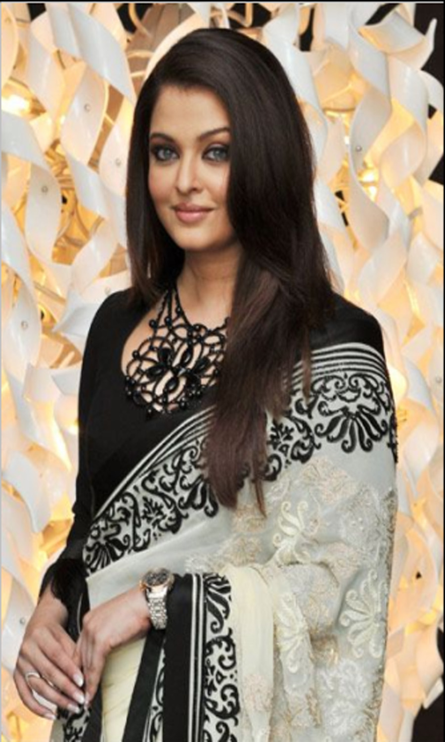 Aishwarya Rai Bachchan proves sartorial excellence begins with a saree ...