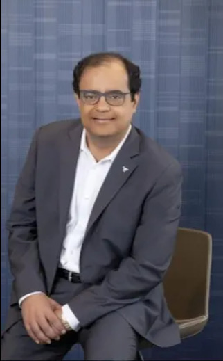 CEO of software company dies during aerial stunt, was entering stage ...