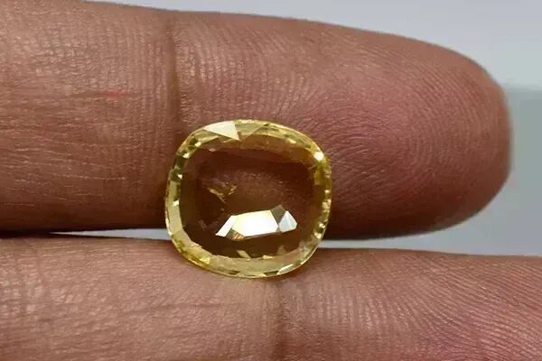 11 Astrological Benefits of Pukhraj Stone (Yellow Sapphire)