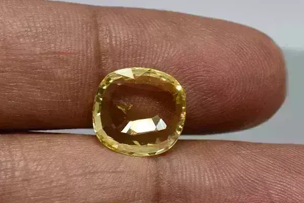 11 Astrological Benefits of Pukhraj Stone (Yellow Sapphire)