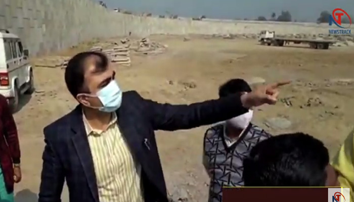 Lucknow: DM Abhishek Prakash arrives Purvanchal Expressway for inspection