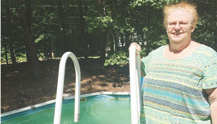 Facebook community rescues woman from swimming pool